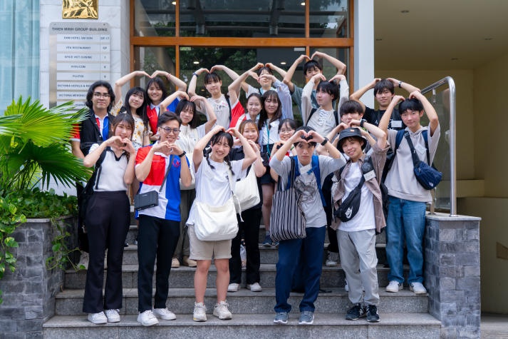 Students of HUTECH Faculty of Japanese Studies guide Japanese students around Ho Chi Minh City ...